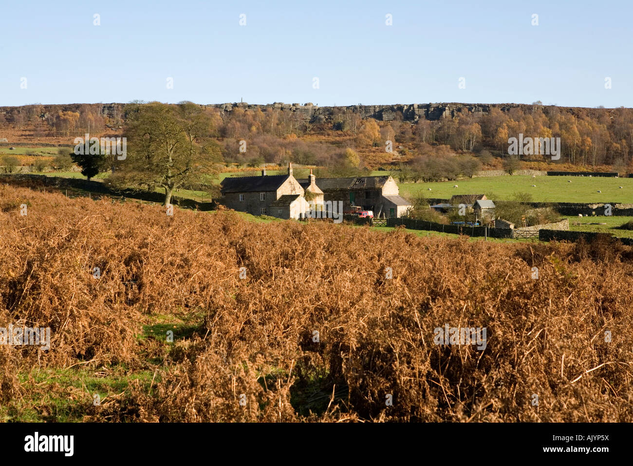 Birchen Edge near Baslow with Moorside Farm in foreground Stock Photo ...