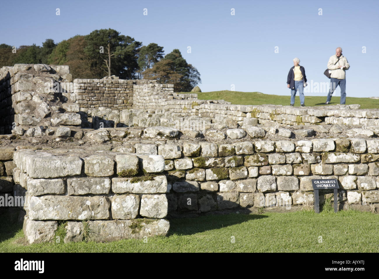 Visitors at housesteads fort on hadrians wall hi-res stock photography ...