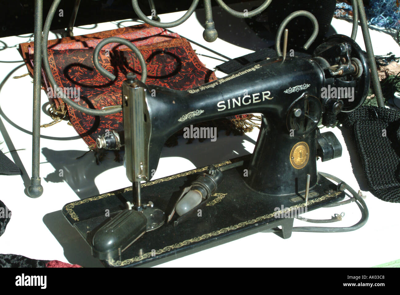 Black singer sewing machine hi-res stock photography and images - Alamy