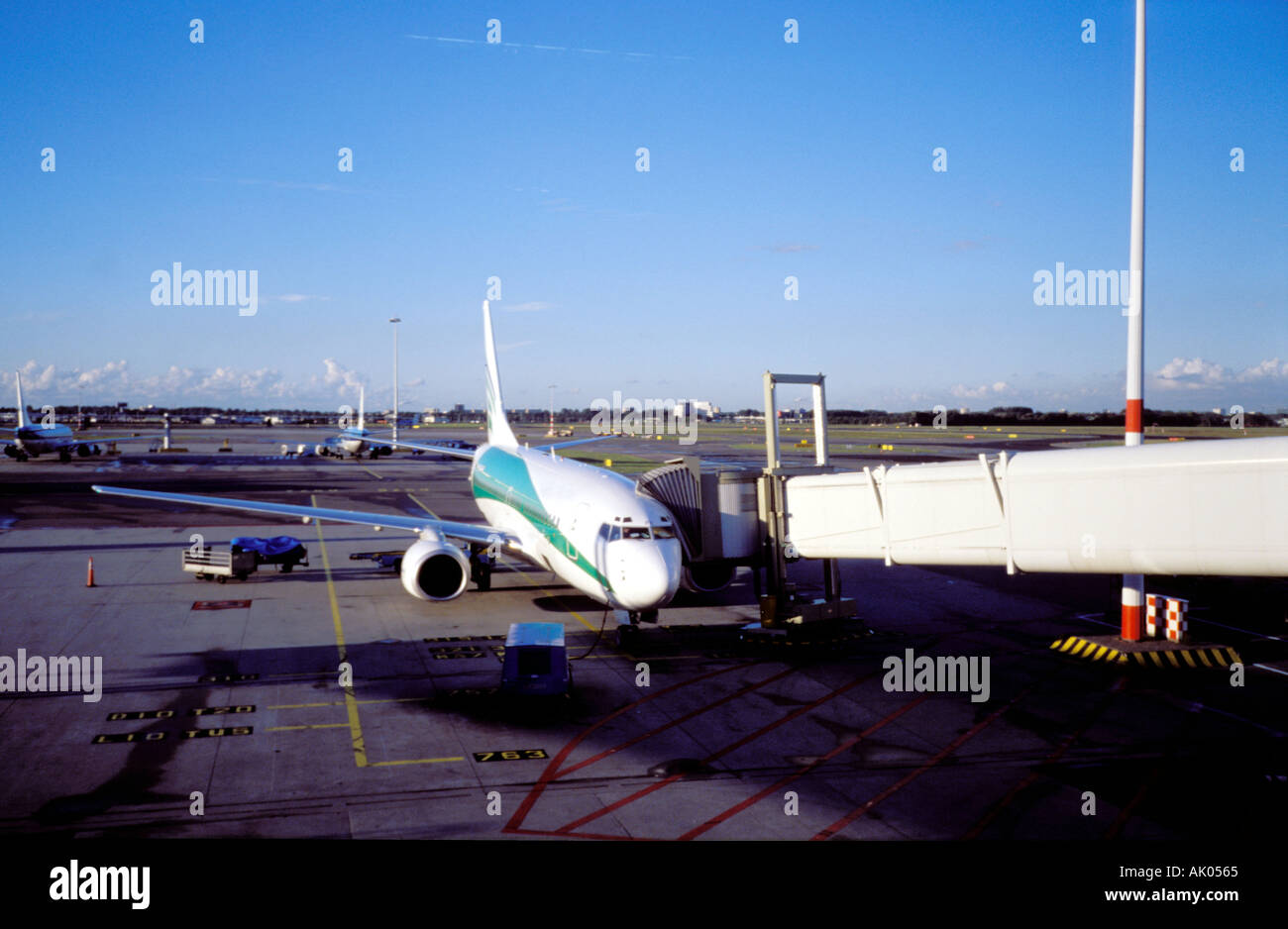 aircraft on stand docked to skybridge Stock Photo - Alamy