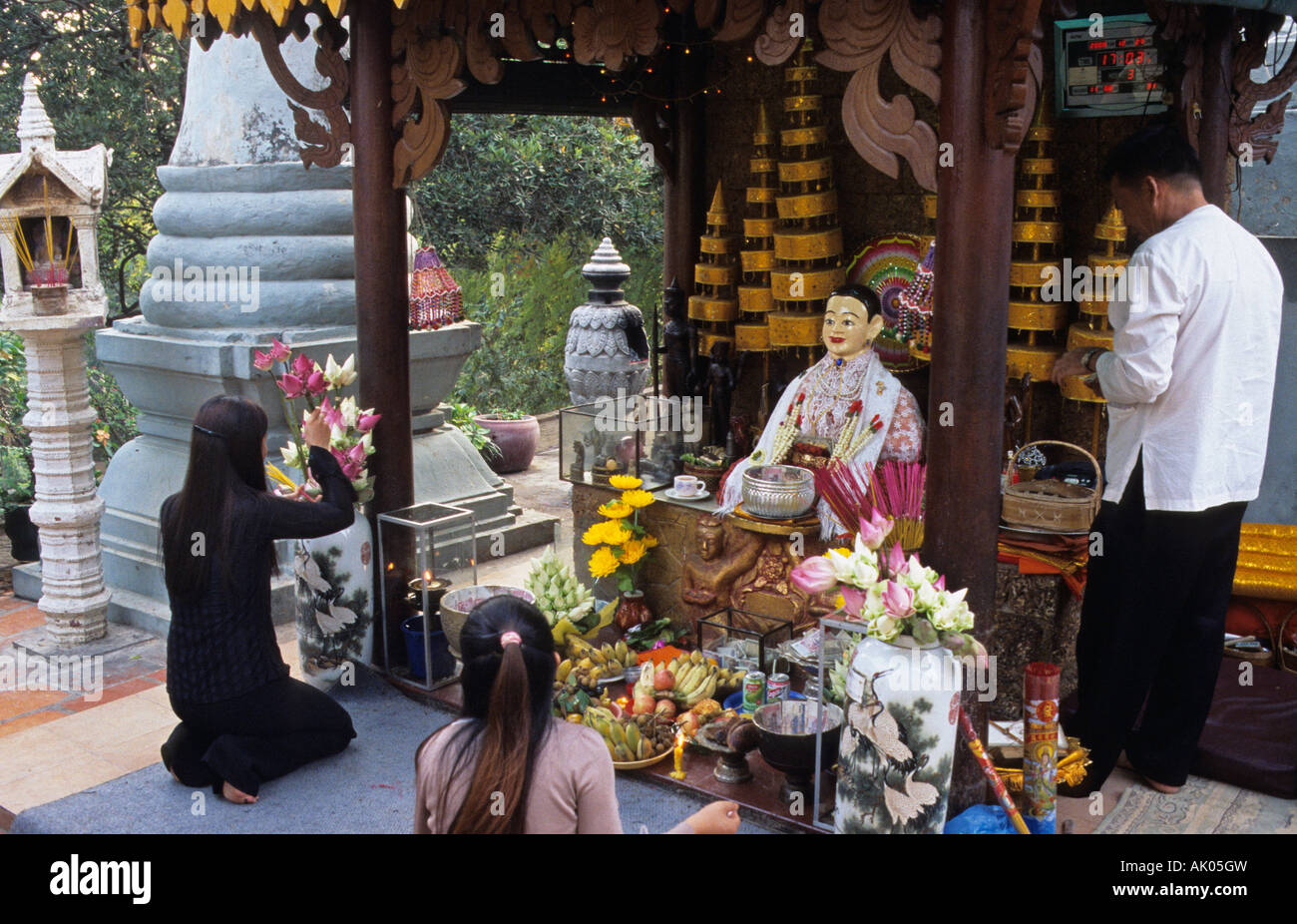 Madame Penh Shrine Wat Phnom Phnom Penh Cambodia Stock Photo - Alamy