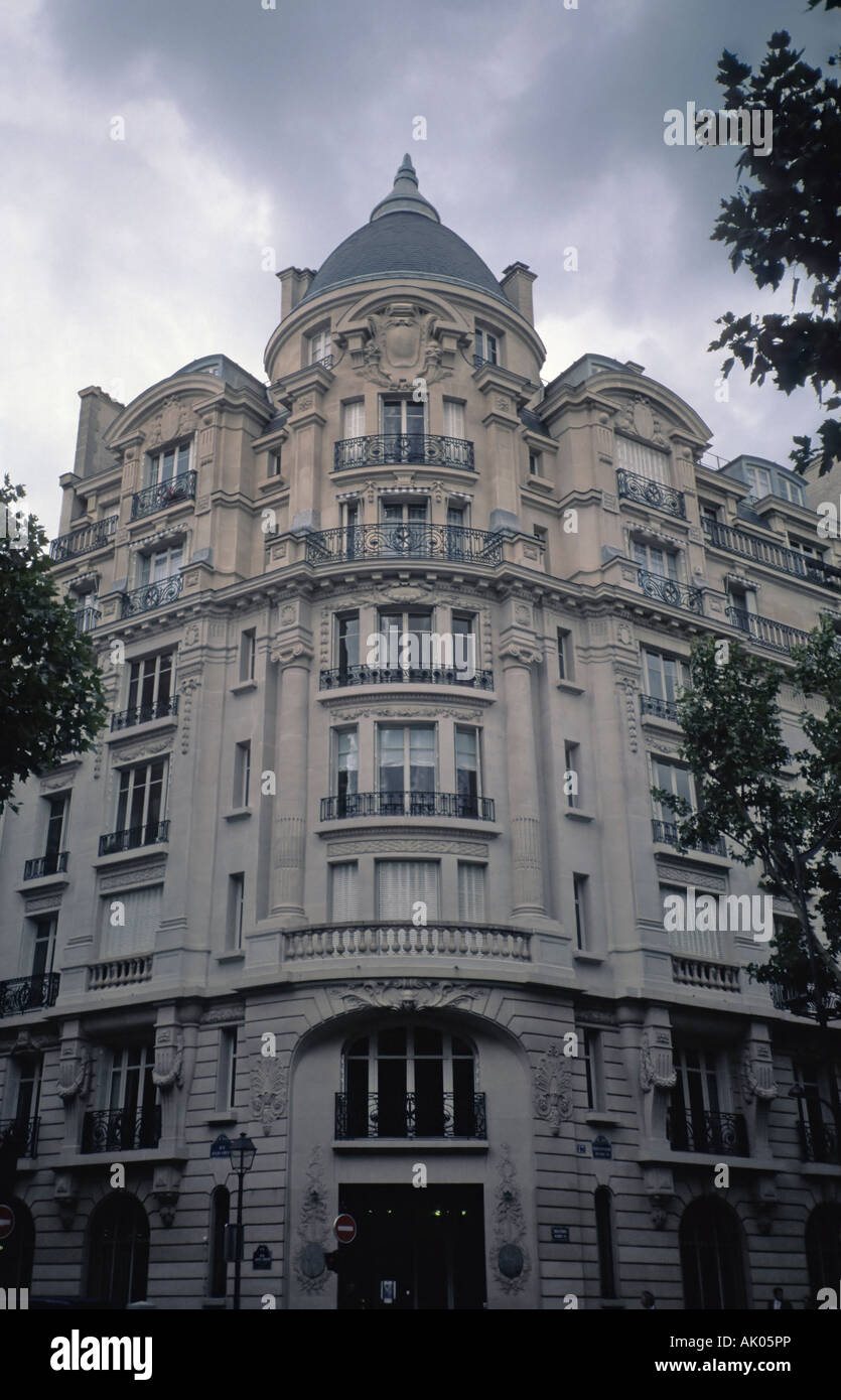 Typical haussmannian building in Paris Stock Photo - Alamy