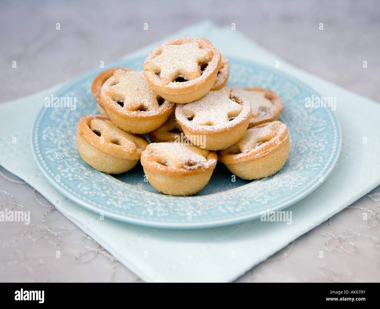 Lots of mince pies hi-res stock photography and images - Alamy