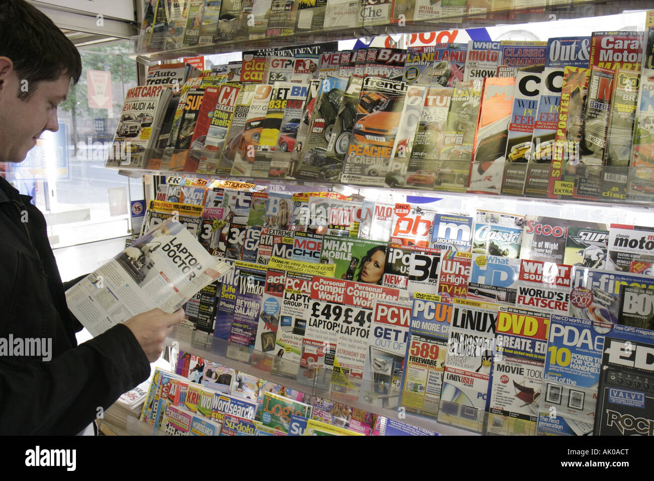 Newsstand magazines uk hi-res stock photography and images - Alamy