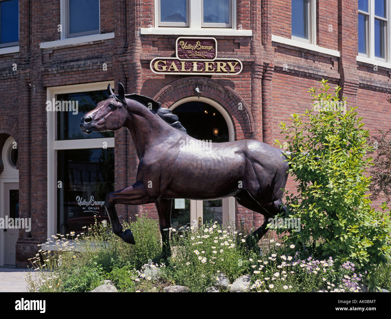 Downtown streets hi-res stock photography and images - Alamy