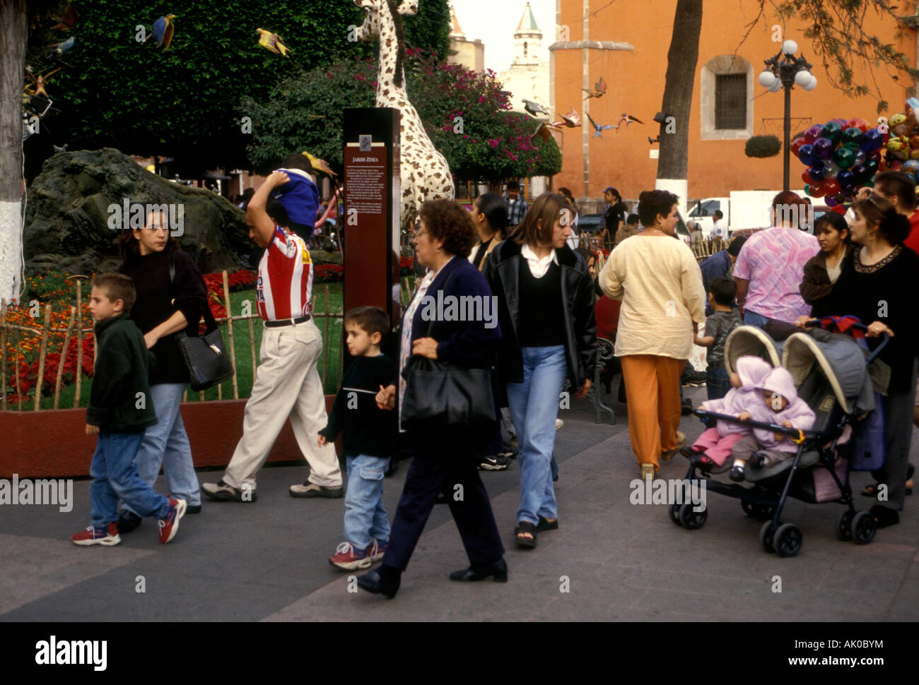 Mexican people, getting together, public park, Jardin Zenea, Zenea ...