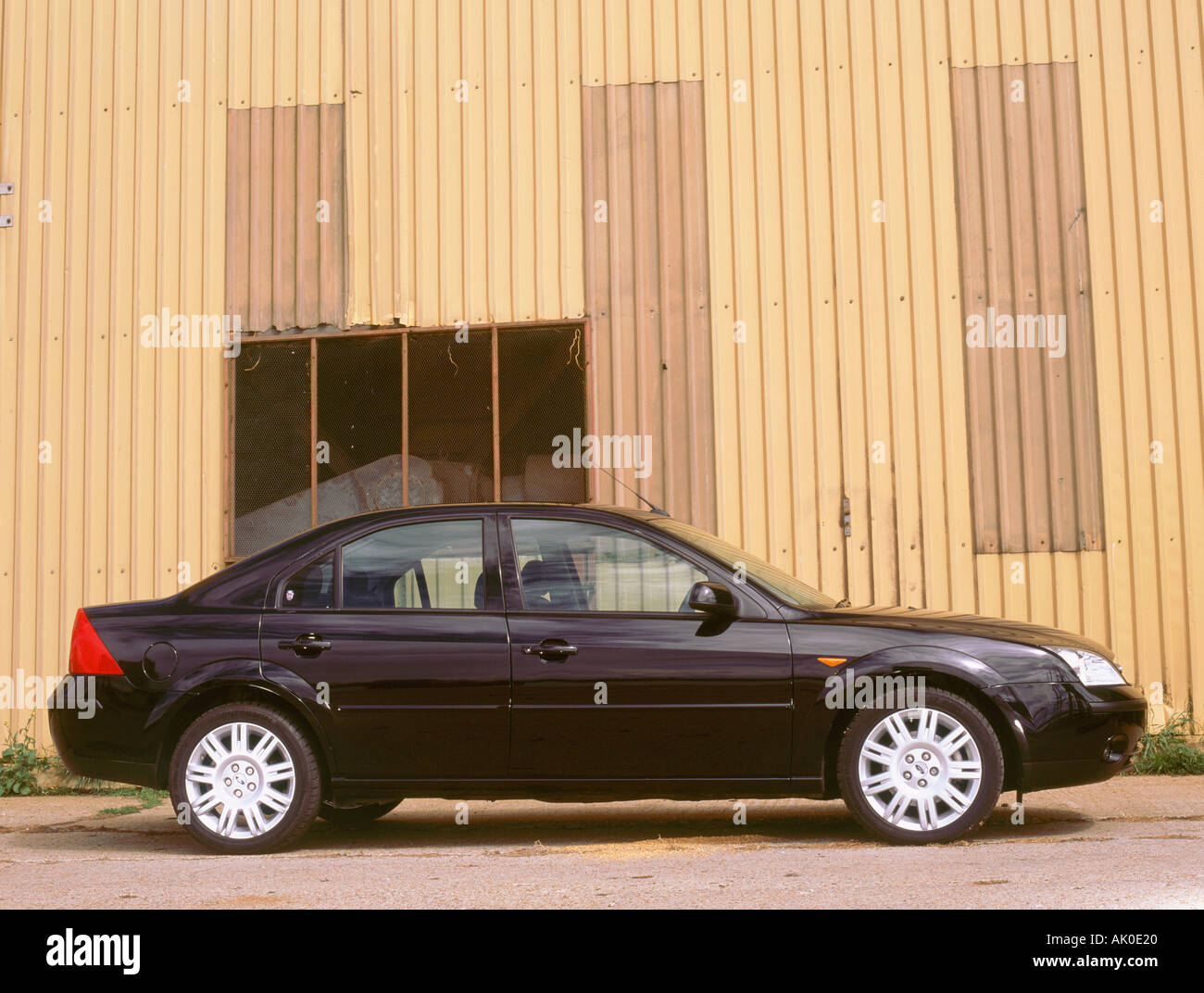 Ford mondeo 2002 hi-res stock photography and images - Alamy