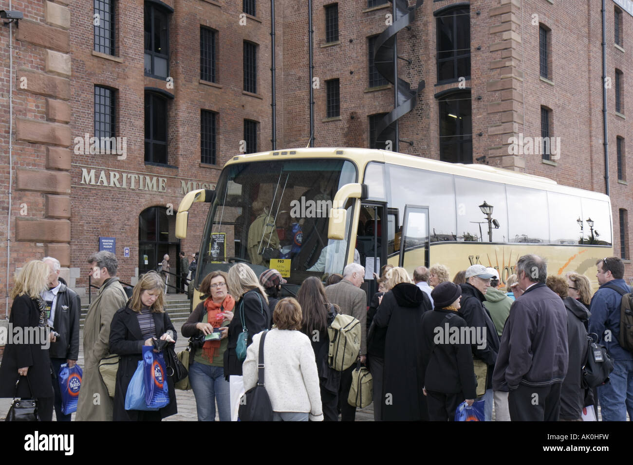 Coach tour england hi-res stock photography and images - Alamy