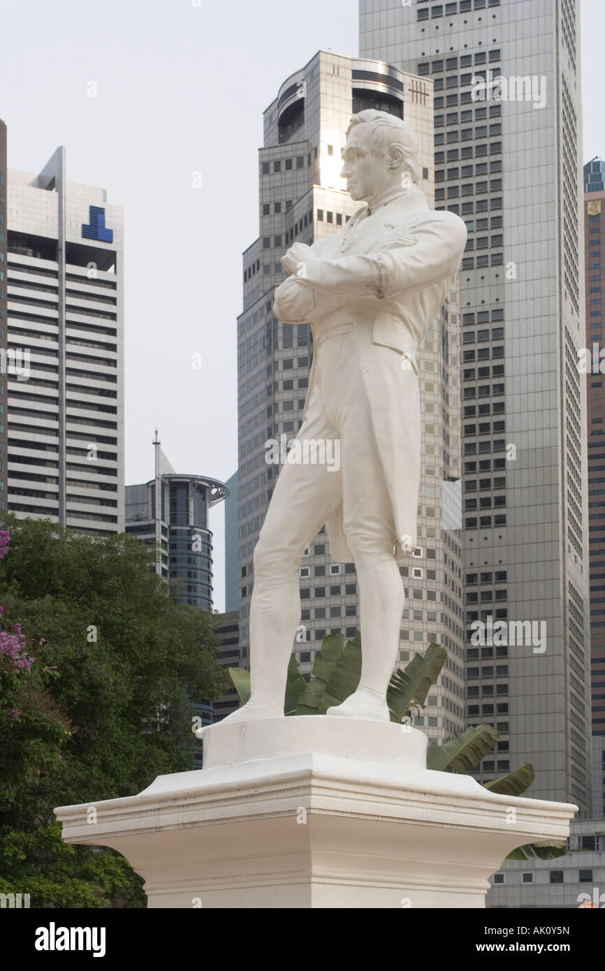Statue of Sir Stamford Raffles founder of Singapore Singapore Stock Photo - Alamy