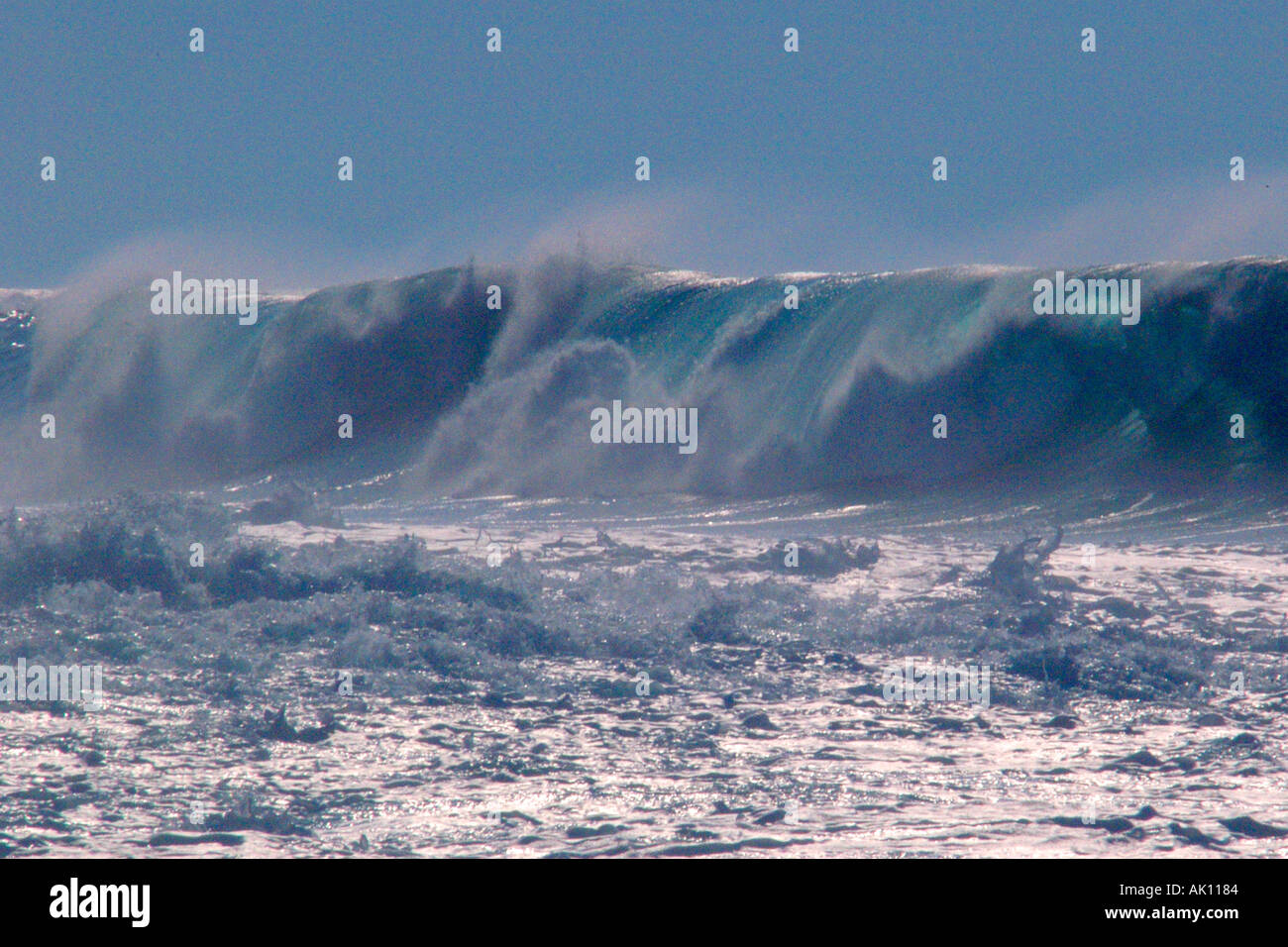 Wave breaking at Pipeline Ehukai Beach Park Oahu North shore Hawaii N ...