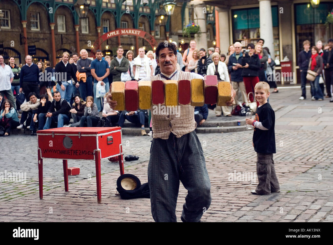 Street entertainer jester hi-res stock photography and images - Alamy