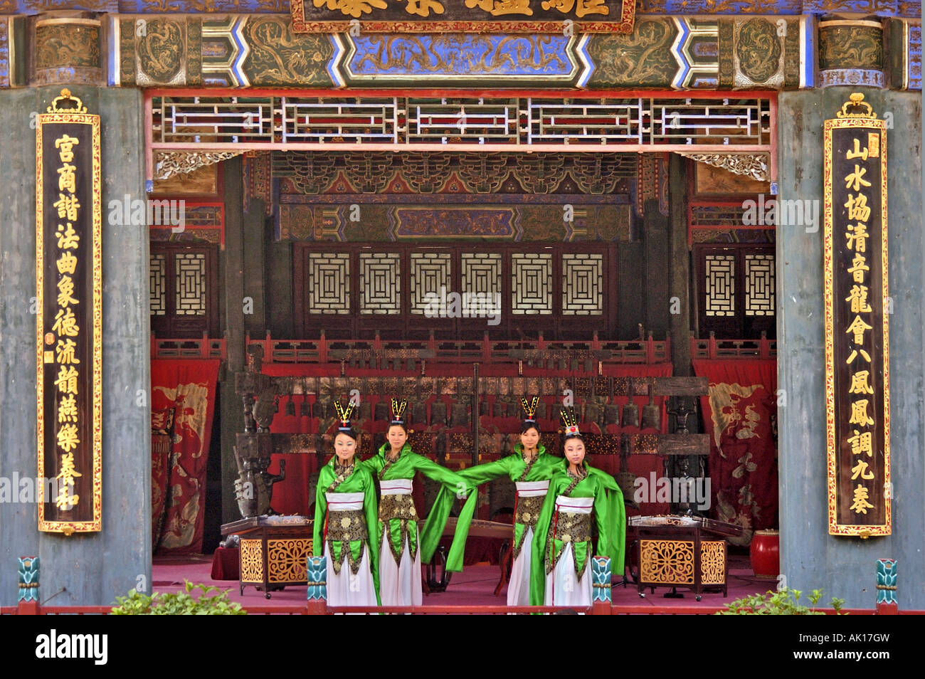 Chinese theater hi-res stock photography and images - Alamy
