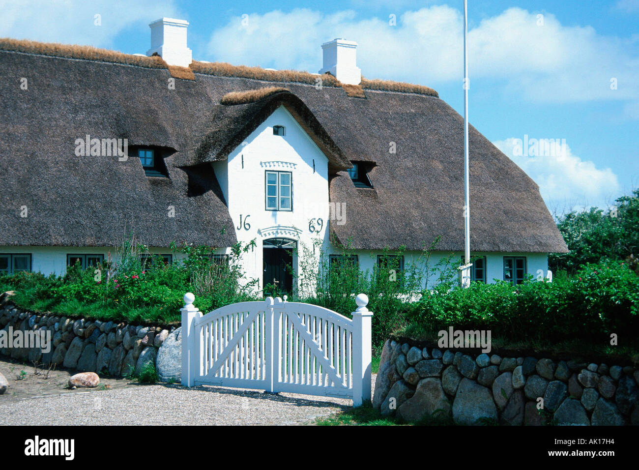 Reed roofed house / Friesenhaus / Rieddachhaus / Reetdachhaus Stock ...