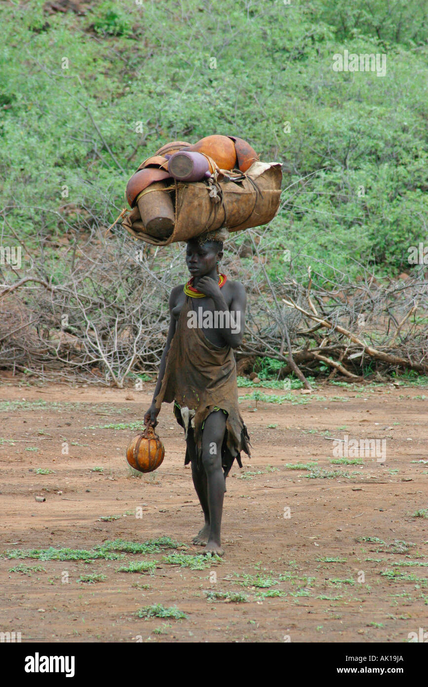 Women carrying things on head hi-res stock photography and images - Alamy