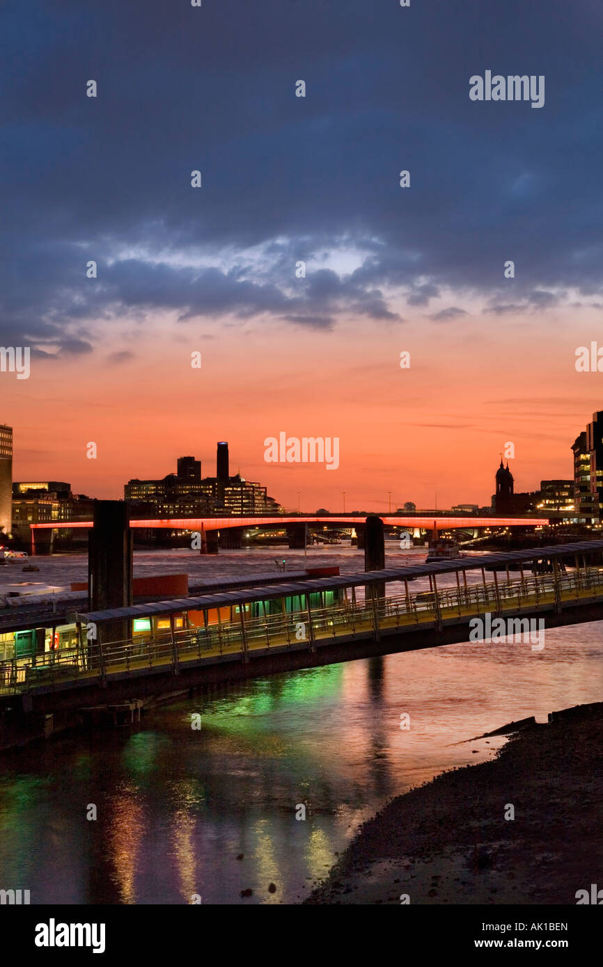 river thames millennium bridge tate mordern gallery Stock Photo - Alamy