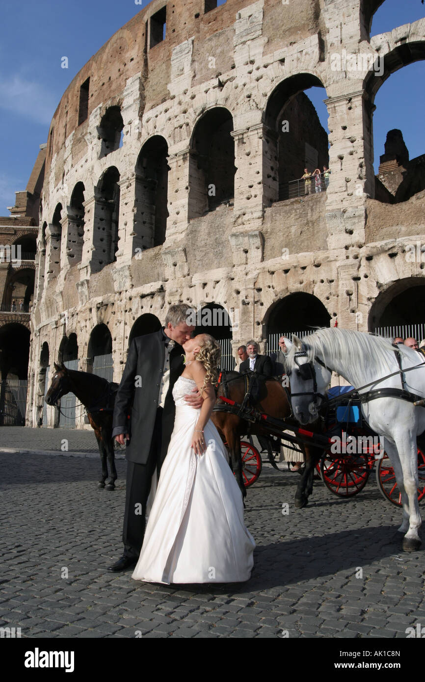 Bride and groom kissing Wedding couple, and Coliseum Stock Photo - Alamy