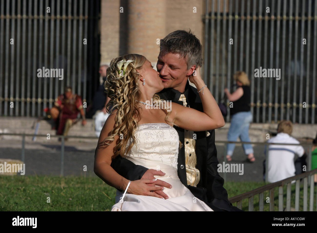Wedding couple kissing kiss! Stock Photo - Alamy