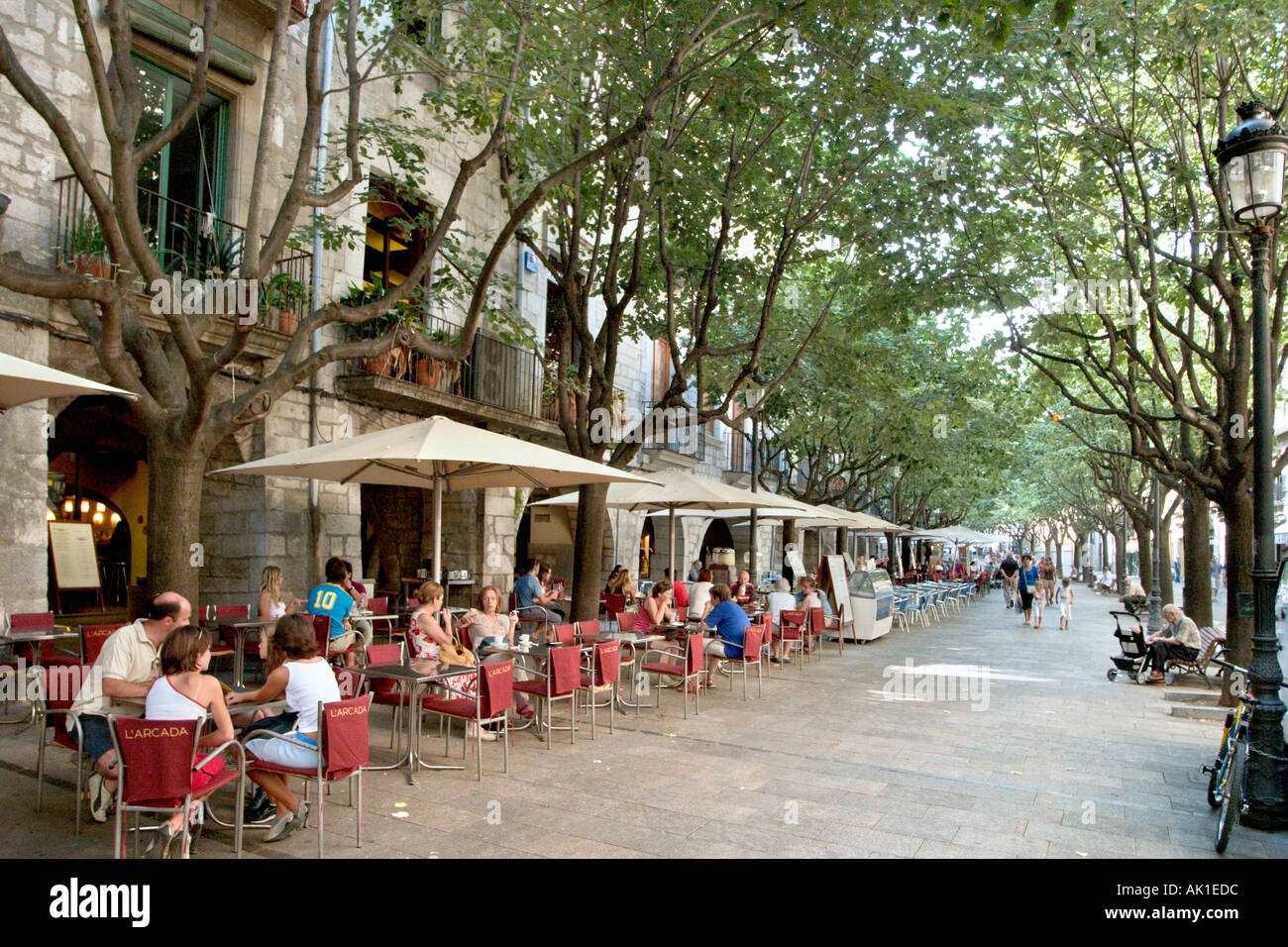 Sidewalk cafes on the Carrer de la Forca, Old City, Girona (Gerona ...