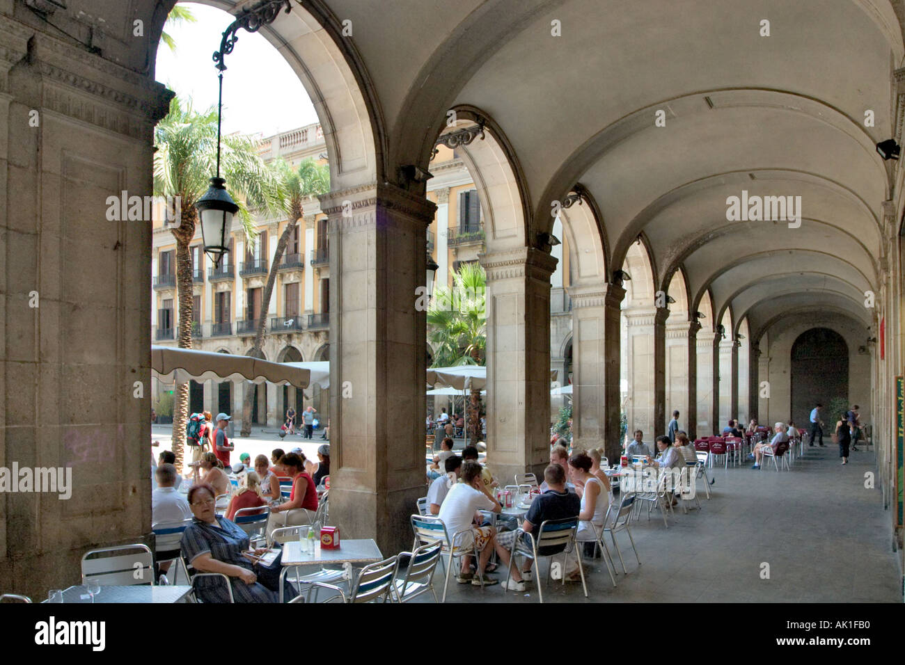 Sidewalk cafe in the arcades, Placa Reial (off Rambla de Caputxins ...