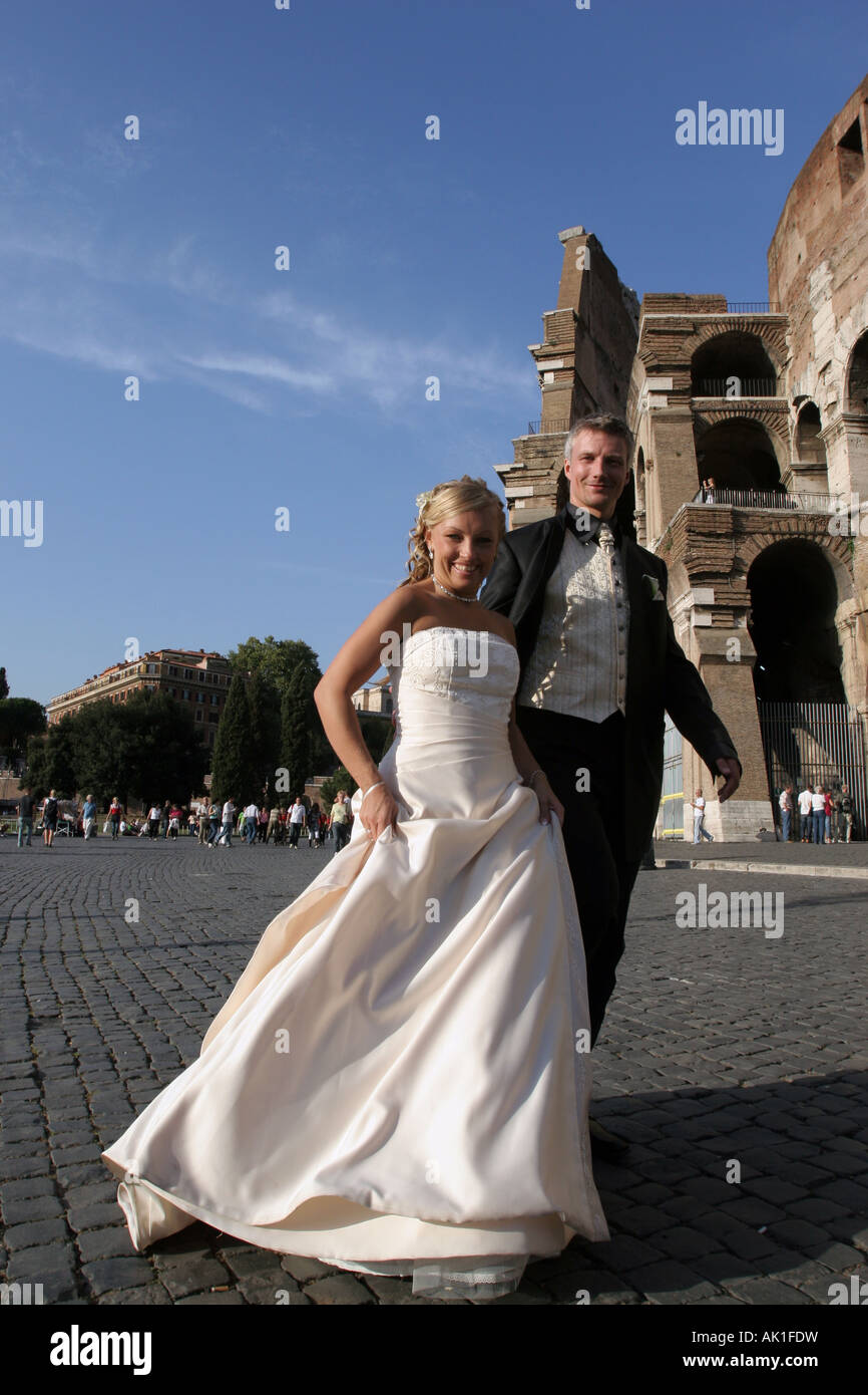 Wedding couple outdoor Rome Italy Stock Photo - Alamy