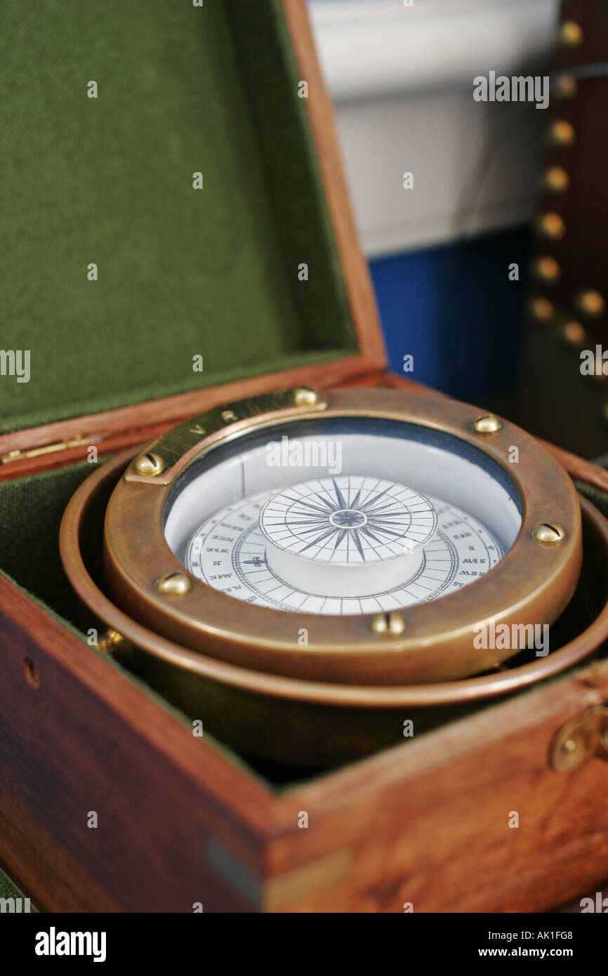 Old compass hi-res stock photography and images - Alamy