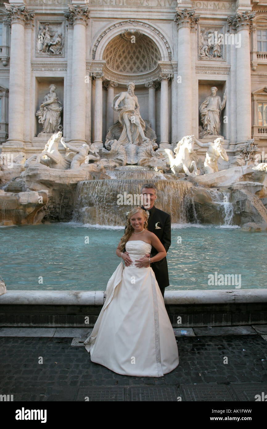 Couple kissing trevi fountain rome hi-res stock photography and images ...