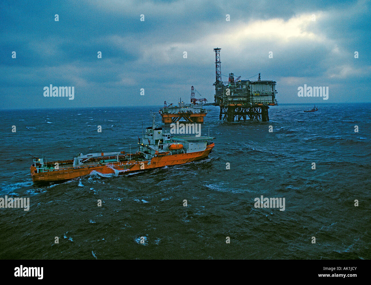 Oil rig supply boats hi-res stock photography and images - Alamy