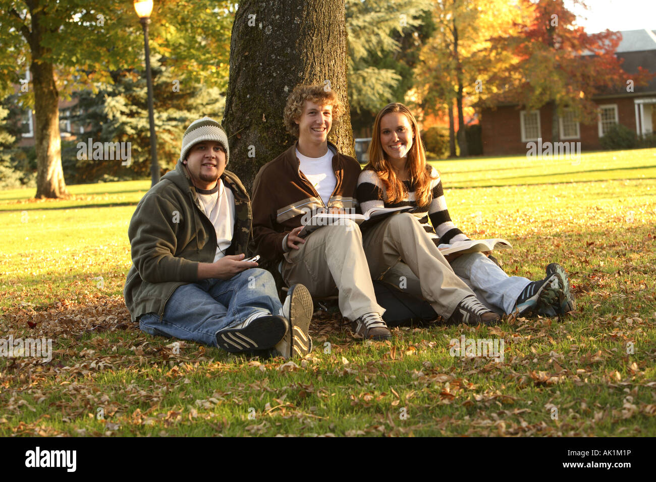 School students with tree hi-res stock photography and images - Alamy