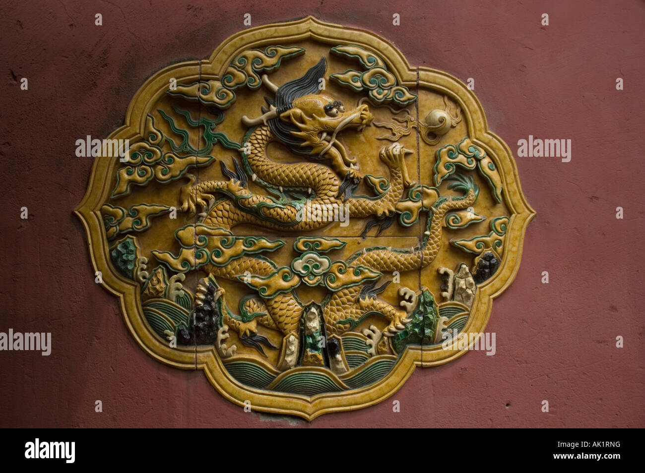 Dragon relief outside the Chonghua gong (palace of Double Glory ...