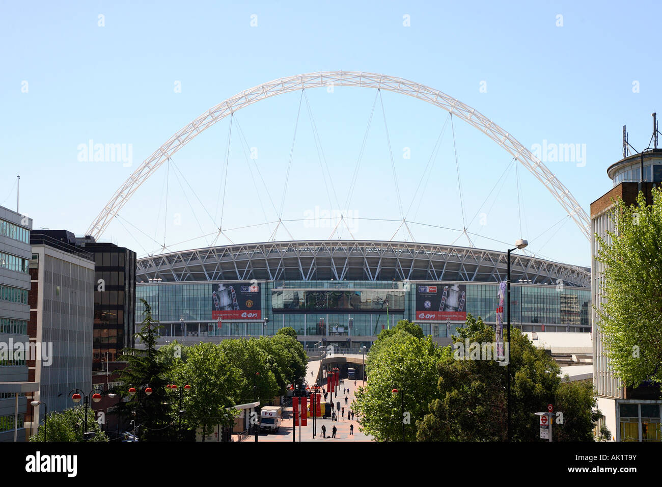 Construction new wembley stadium arch hi-res stock photography and ...