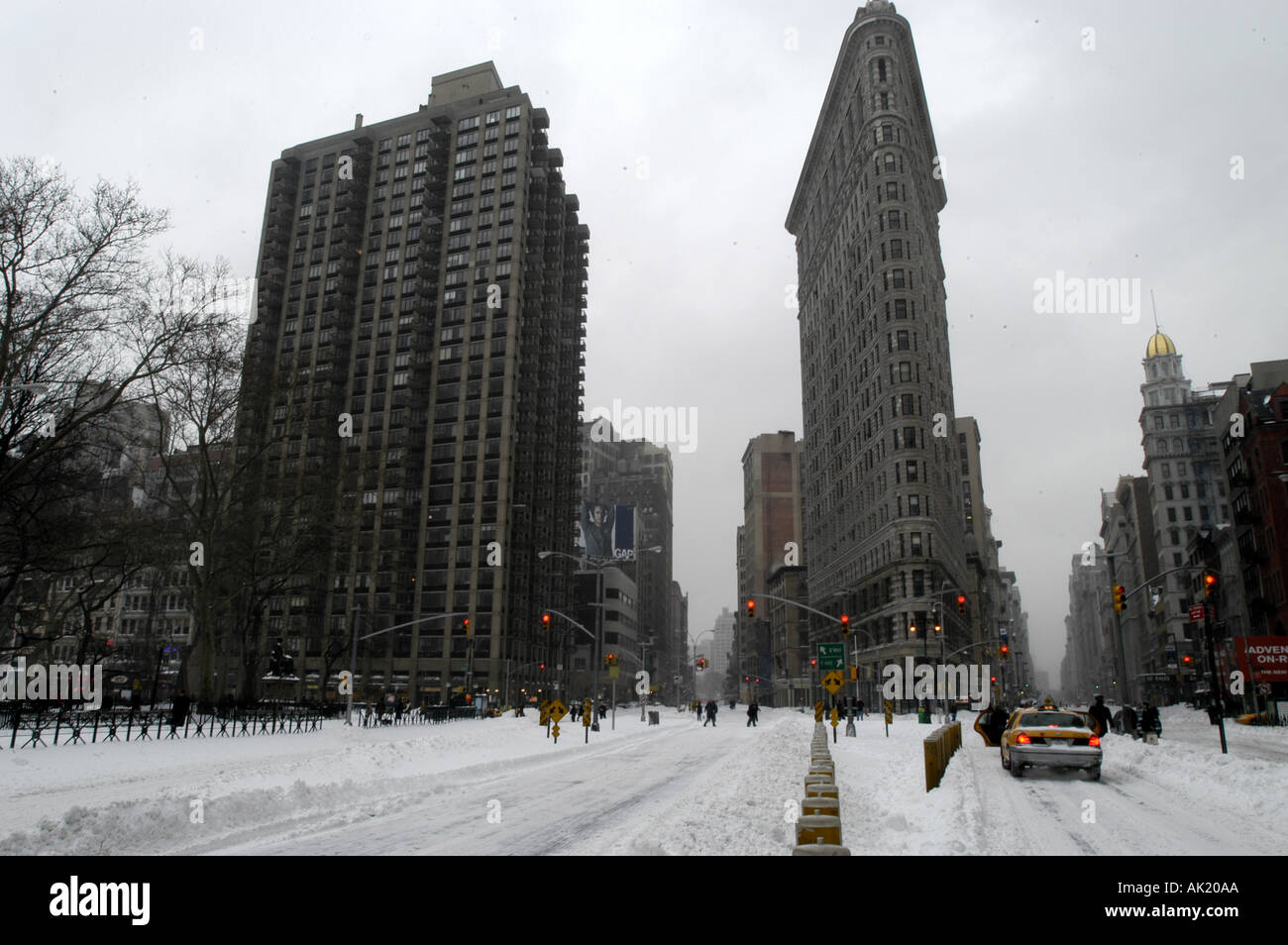 New York's Flatiron building during the Winter 03 snow storm Stock ...