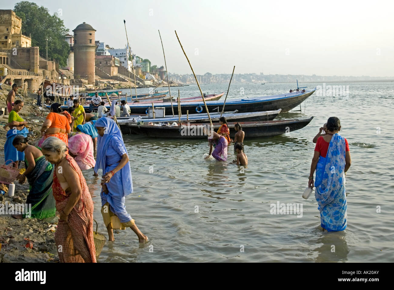 Ritual morning puja ceremony. Assi Ghat. Ganges river. Varanasi. India ...