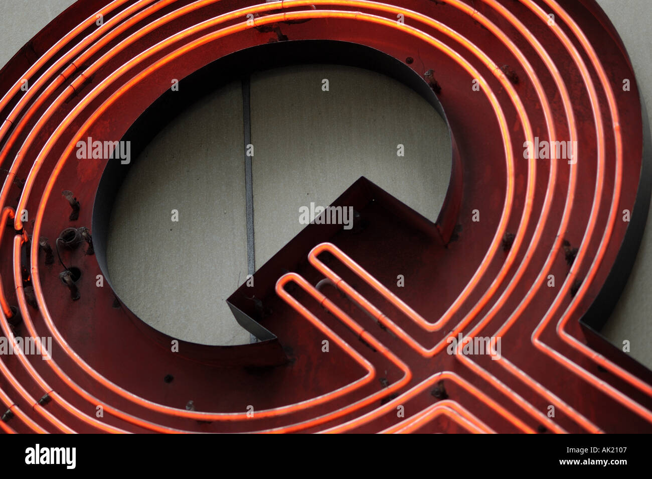 The letter "Q" in neon lights Stock Photo - Alamy