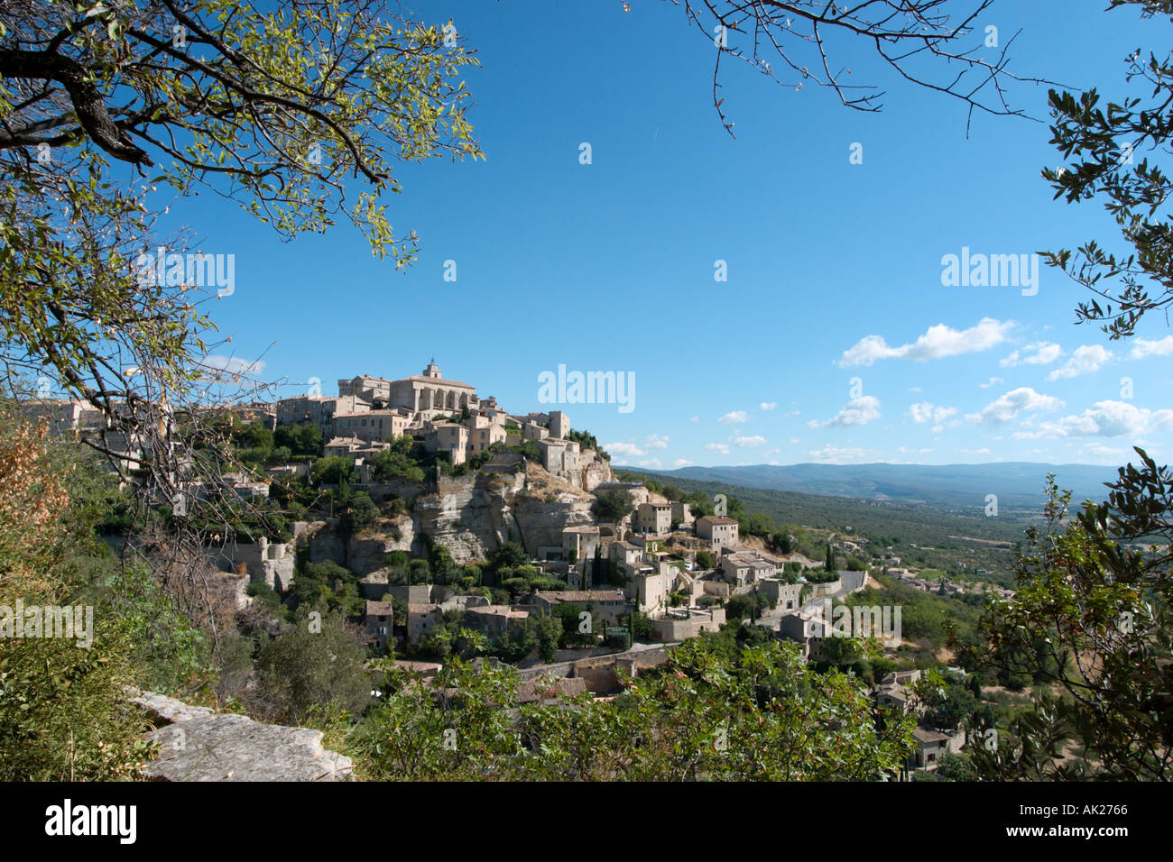 The mountain village of Gordes, Vaucluse, Provence, France Stock Photo ...