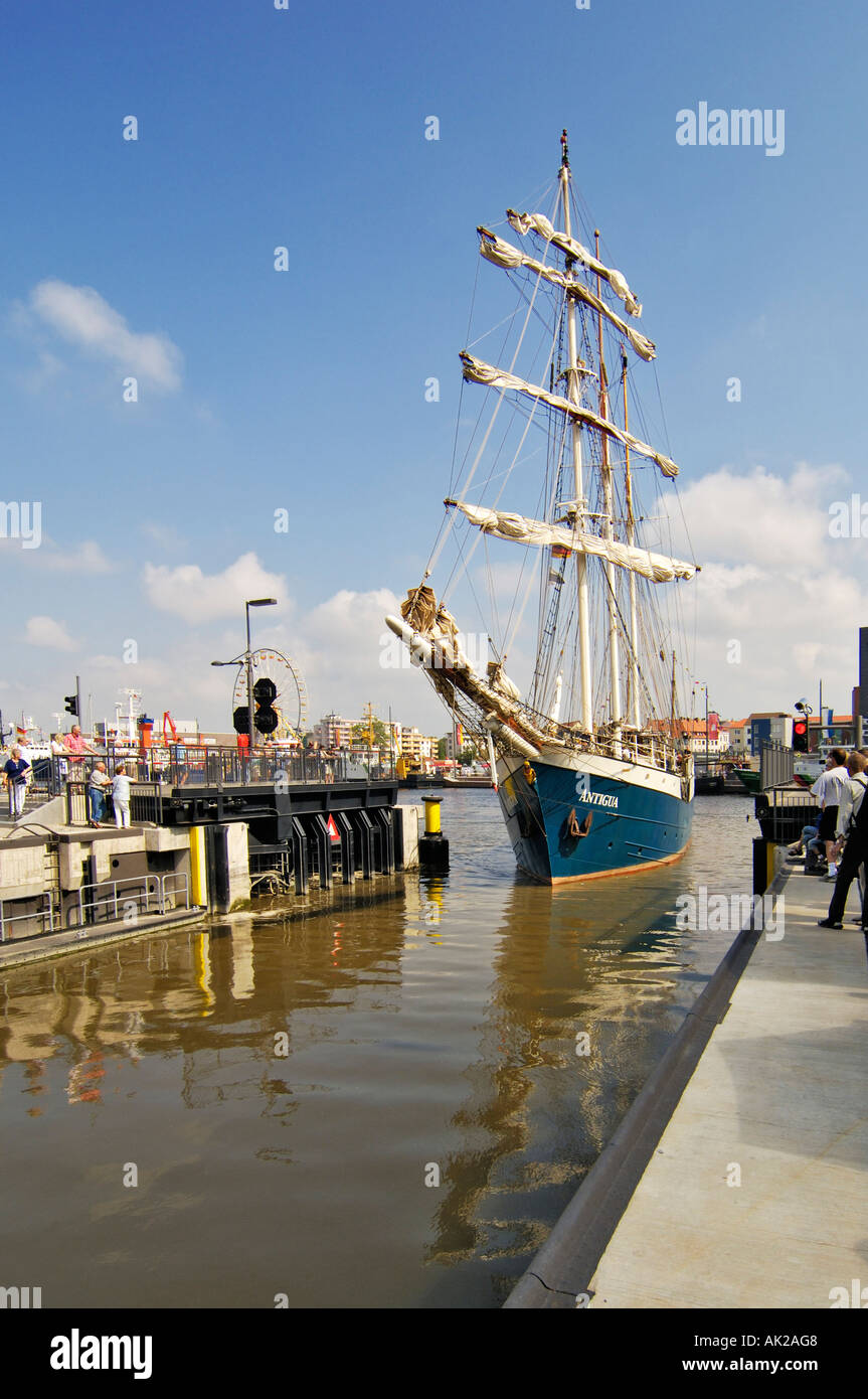 Ship entering the sea lock hi-res stock photography and images - Alamy