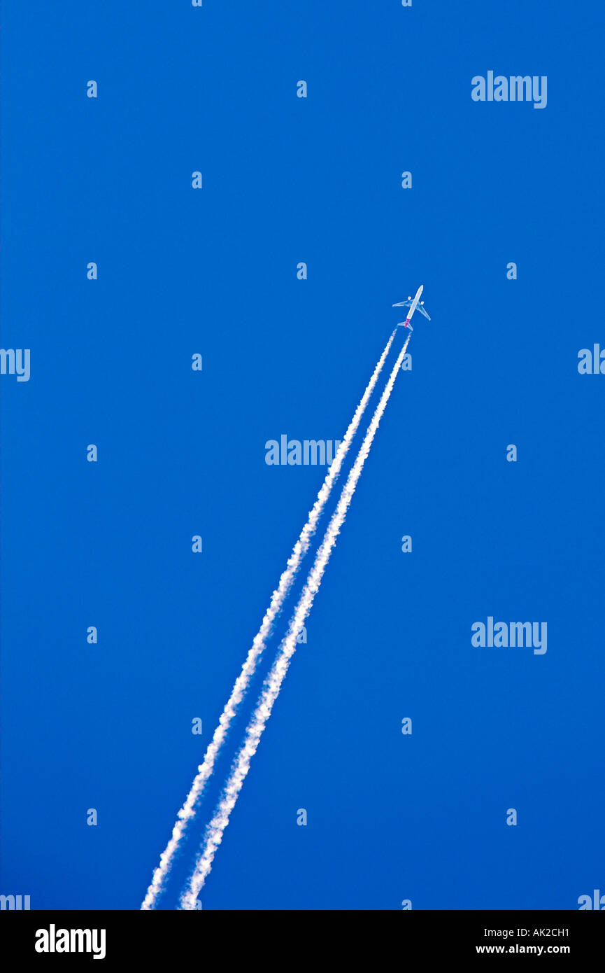 Airplane contrail hi-res stock photography and images - Alamy