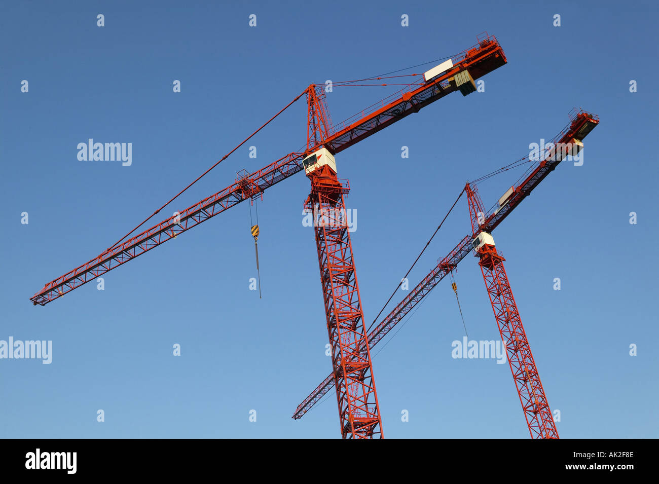 Cranes building hi-res stock photography and images - Alamy