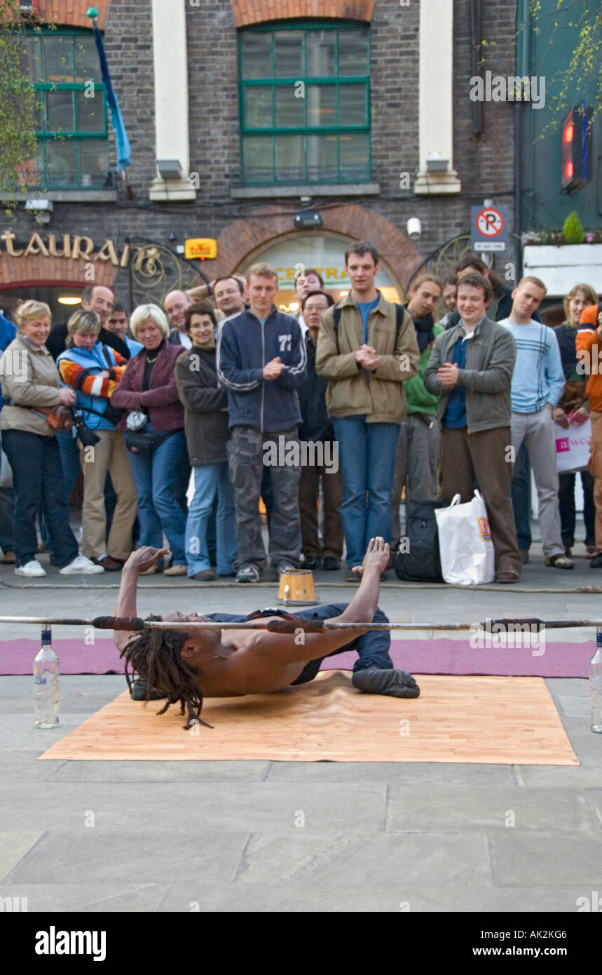 Ireland Dublin Temple Bar busker limbo dancer Stock Photo - Alamy
