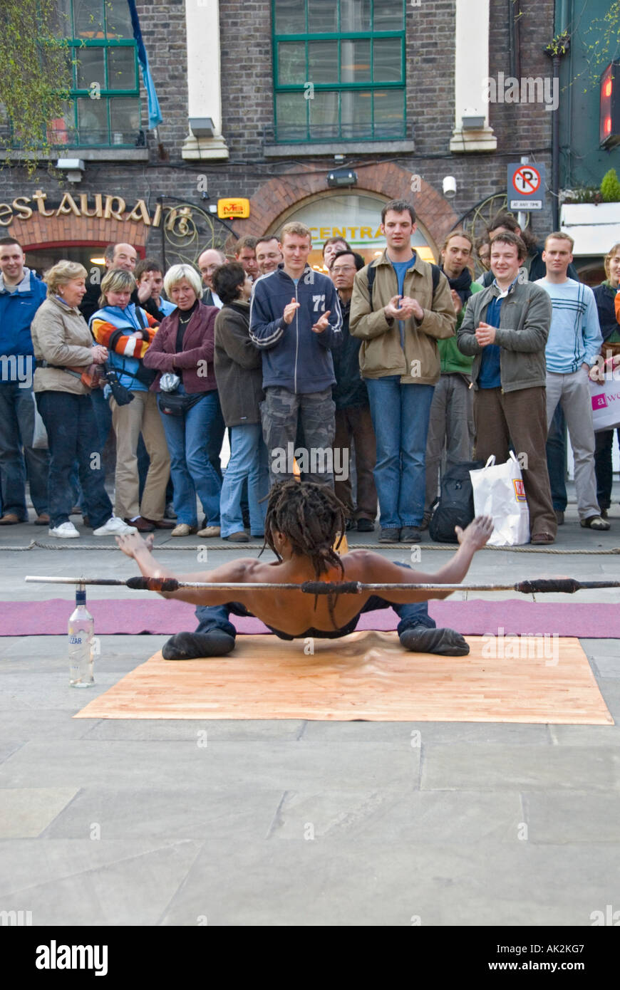 Ireland Dublin Temple Bar busker limbo dancer Stock Photo - Alamy