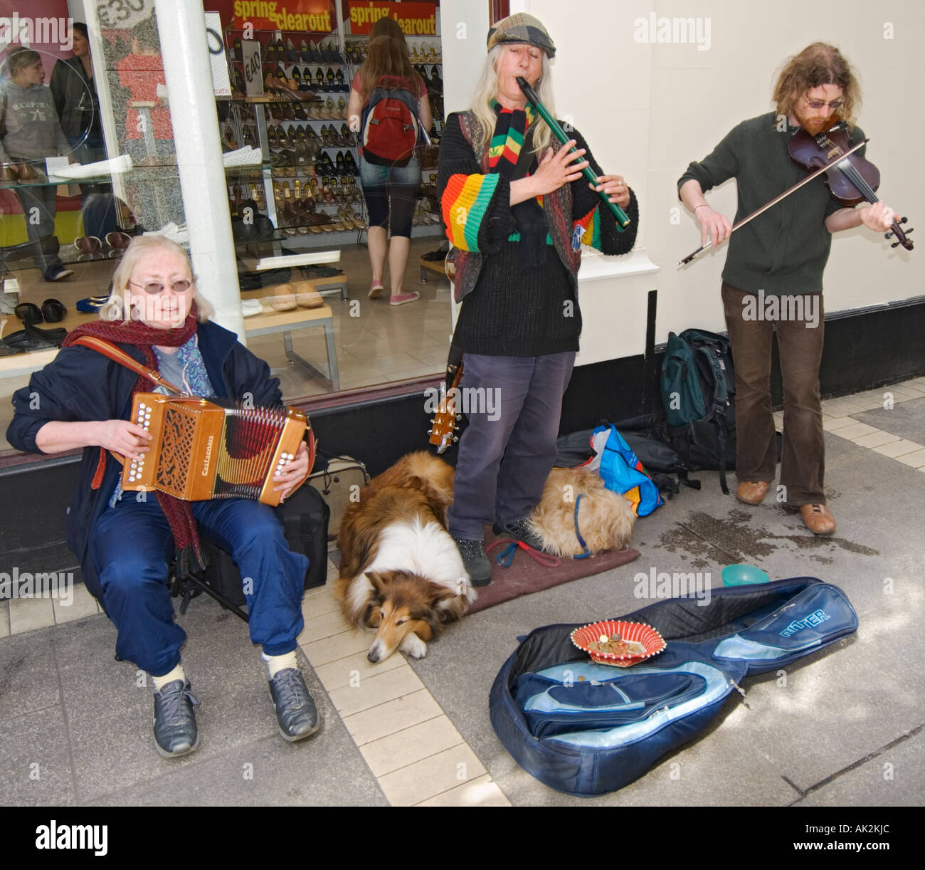 Ireland Dublin Grafton Street buskers Stock Photo - Alamy