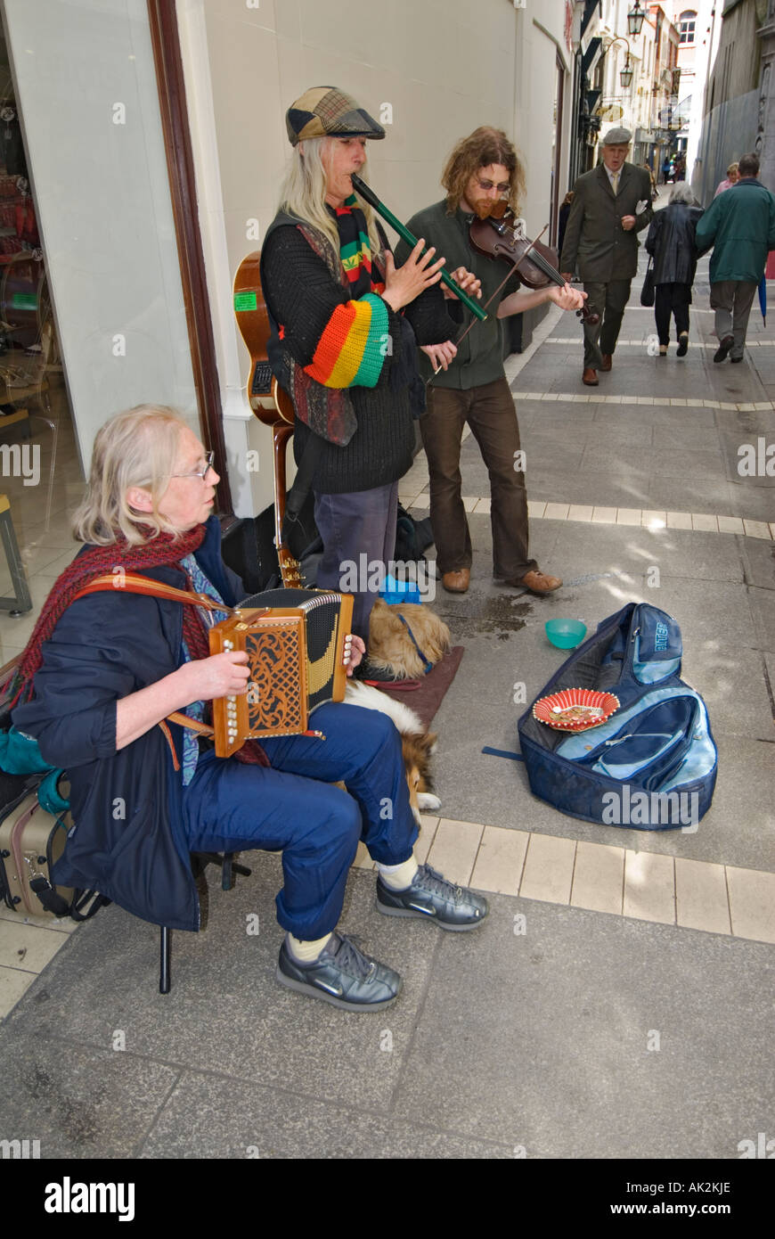 Ireland dublin grafton street buskers hi-res stock photography and ...