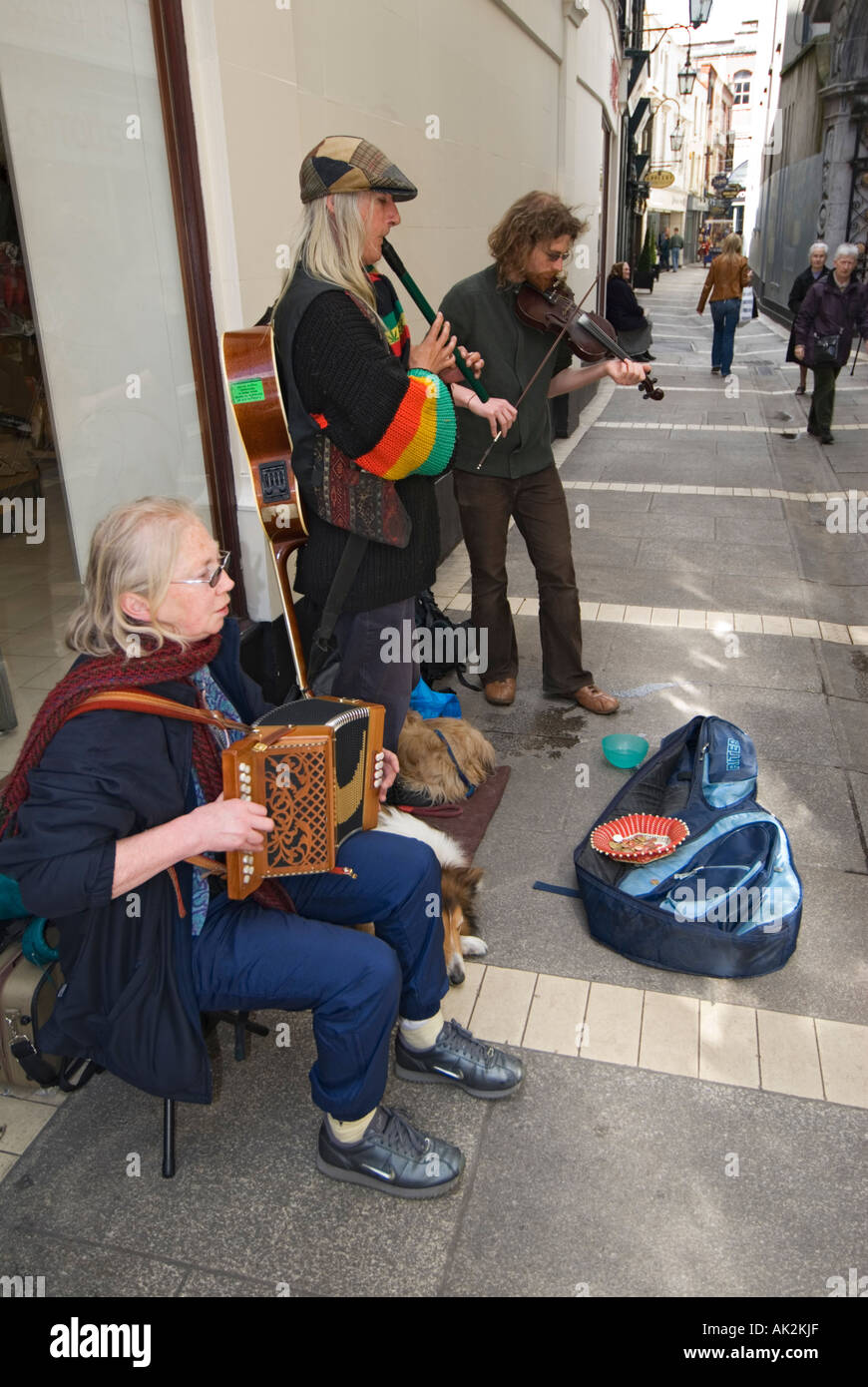 Ireland dublin grafton street buskers hi-res stock photography and ...