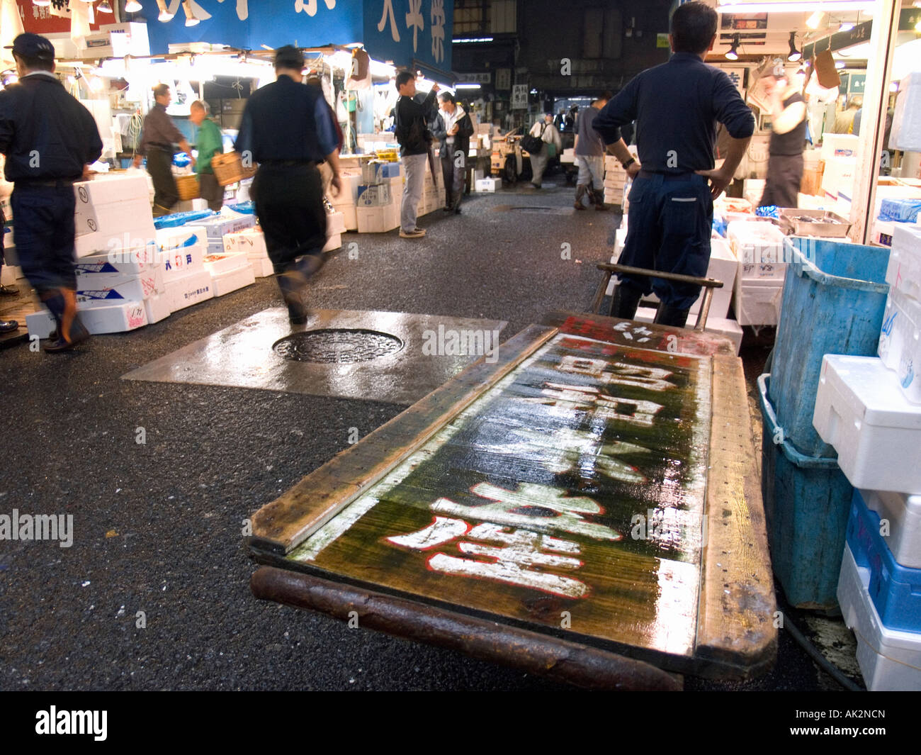 Tsukiji fish market the largest fish market in the world Tokyo Bay ...