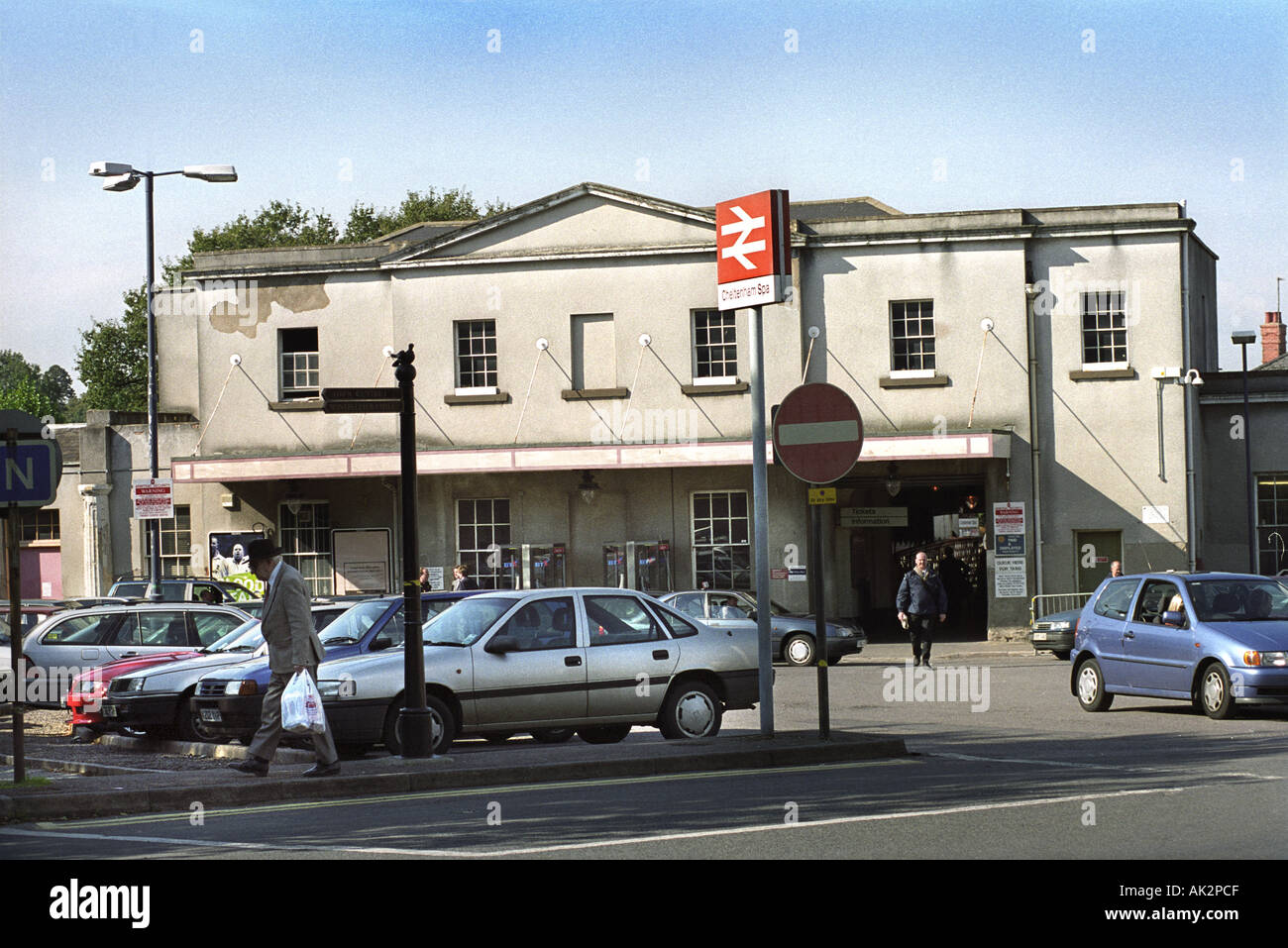 Cheltenham spa railway station hi-res stock photography and images - Alamy