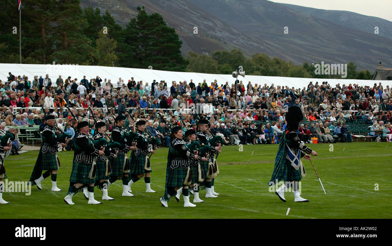 Marching highland pipe band braemar hi-res stock photography and images ...