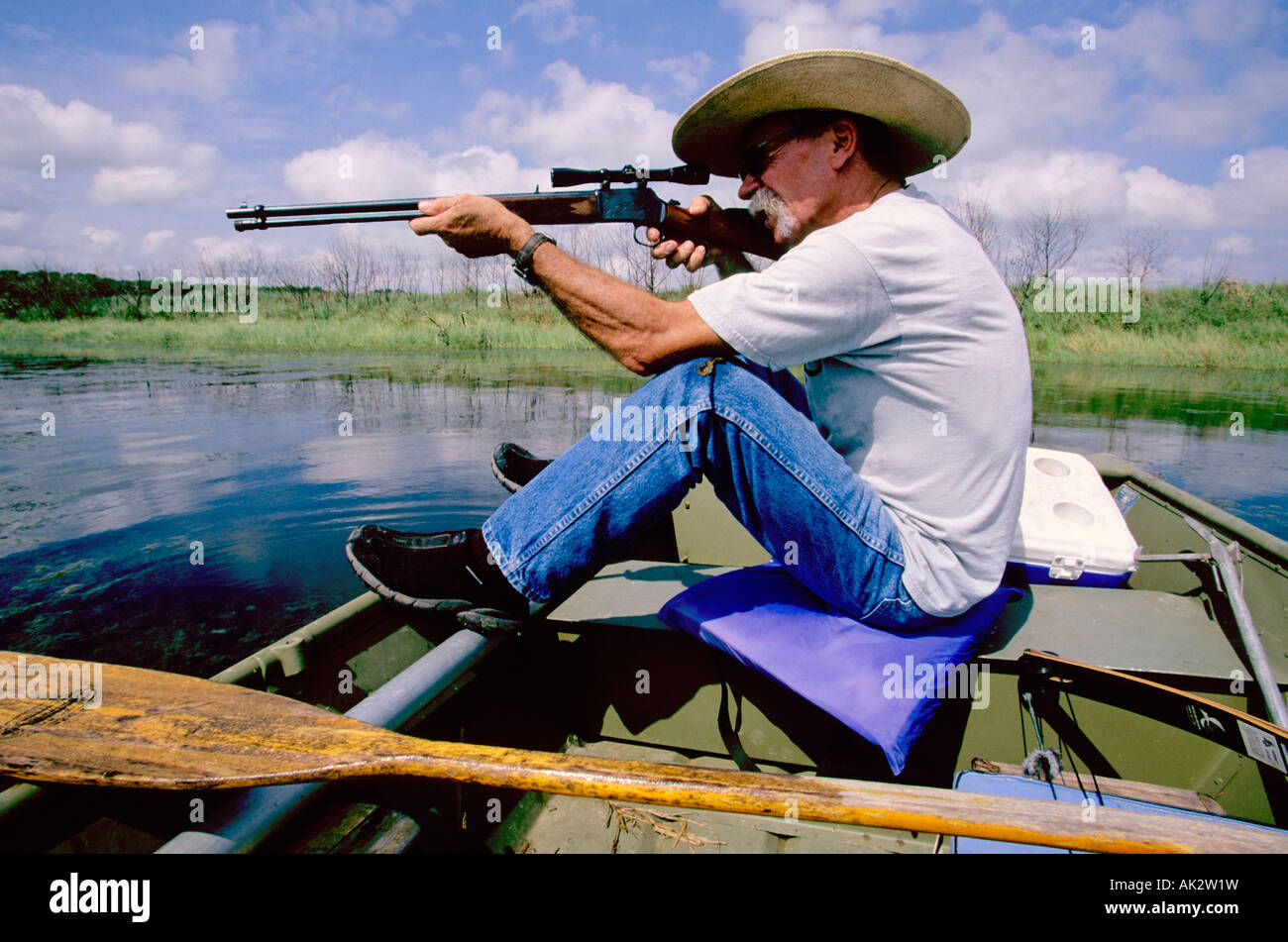 Hunter with gun hi-res stock photography and images - Alamy