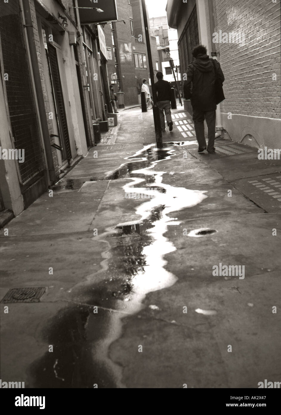 Moody london back alley hi-res stock photography and images - Alamy