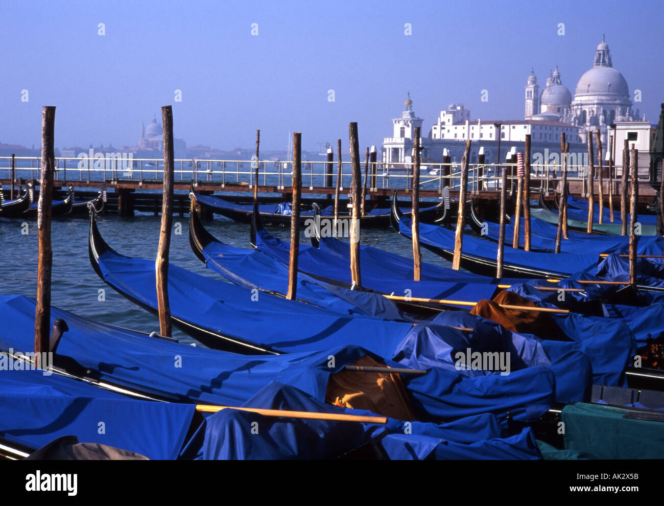 Venetian gondola hire hi-res stock photography and images - Alamy