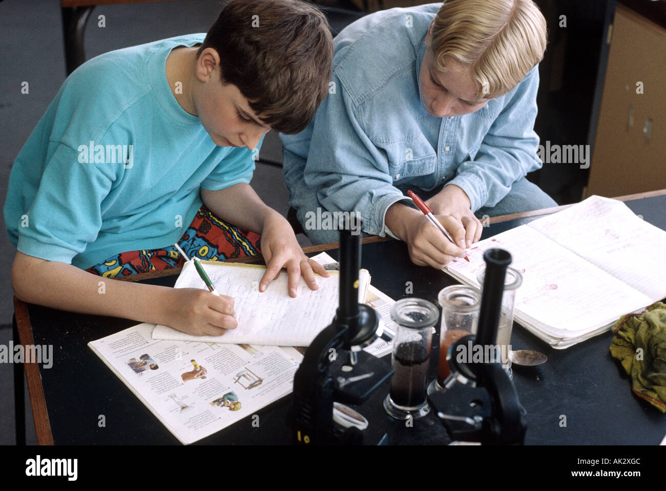 Secondary school science class Stock Photo - Alamy