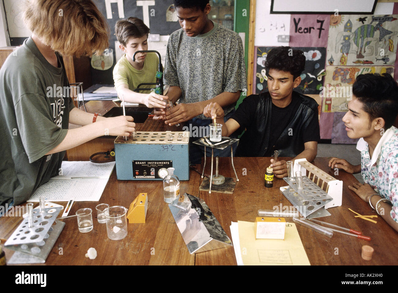 Secondary school science class Stock Photo - Alamy